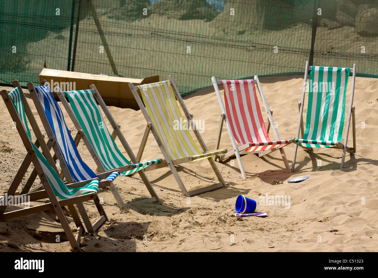 Bunte traditionelle Liegestühle am Strand von Weston-Super-Mare-England ...