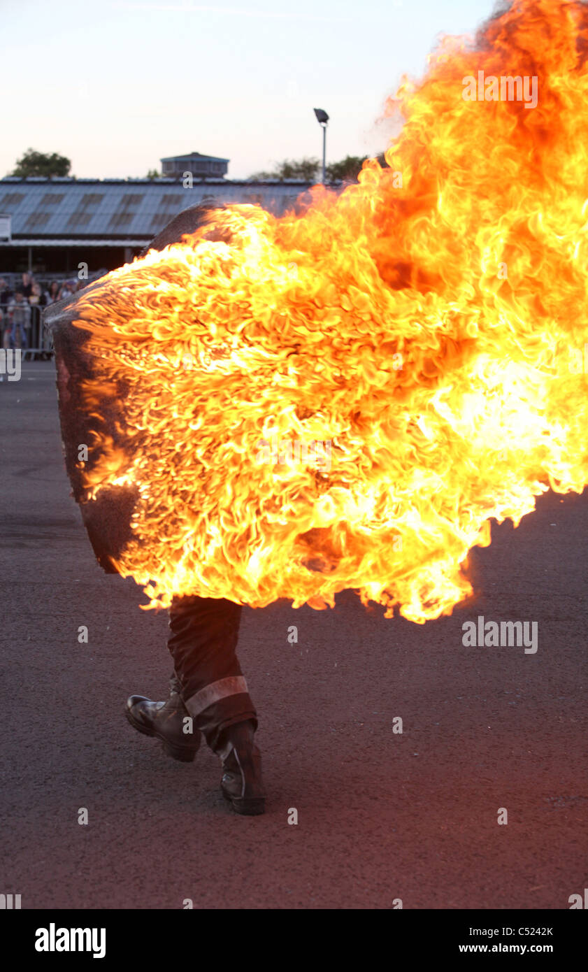 Stunts mit feuer -Fotos und -Bildmaterial in hoher Auflösung – Alamy