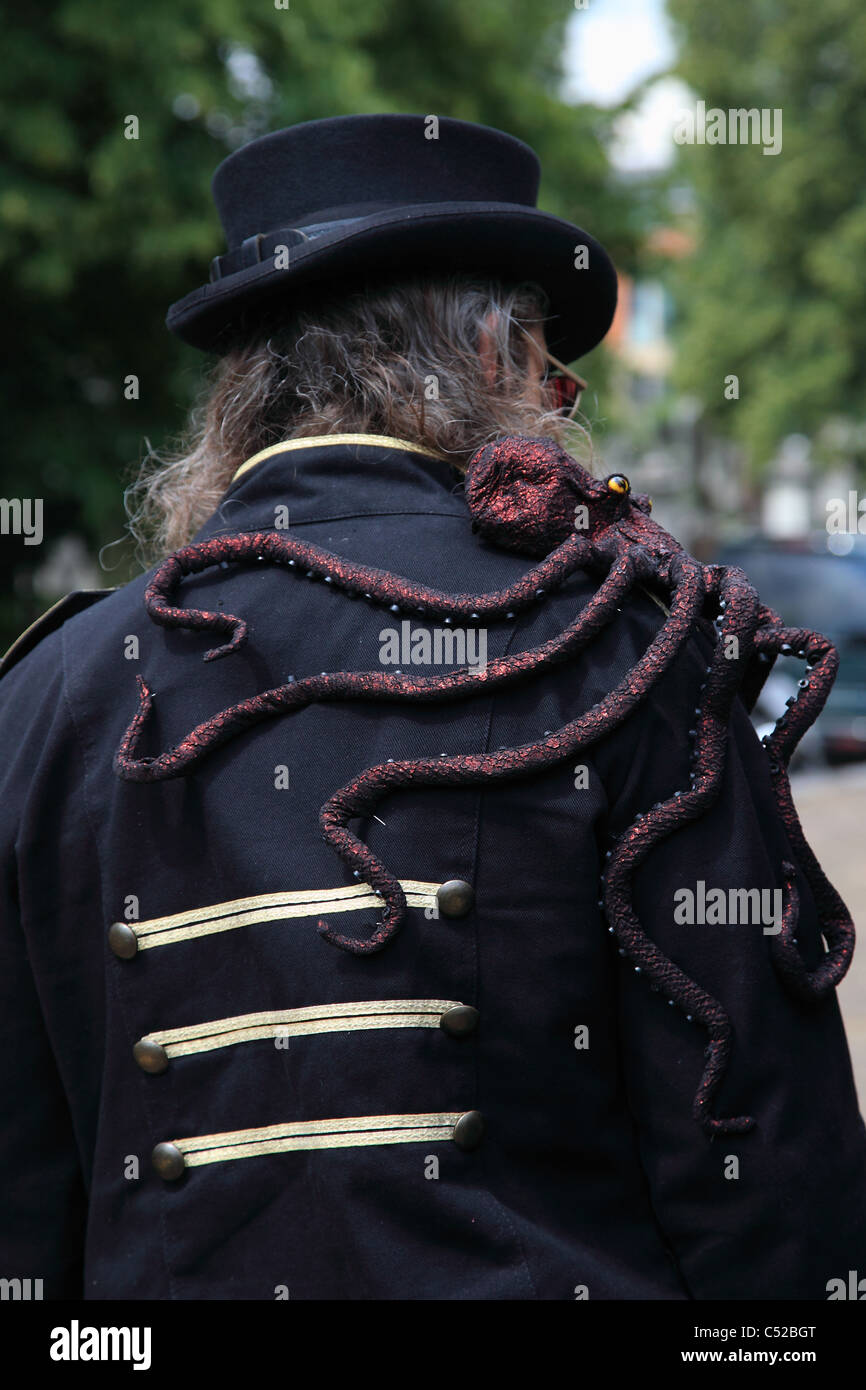Mann verkleidet als Goth auf dem Kensal Green Cemetery geöffnet, London ...
