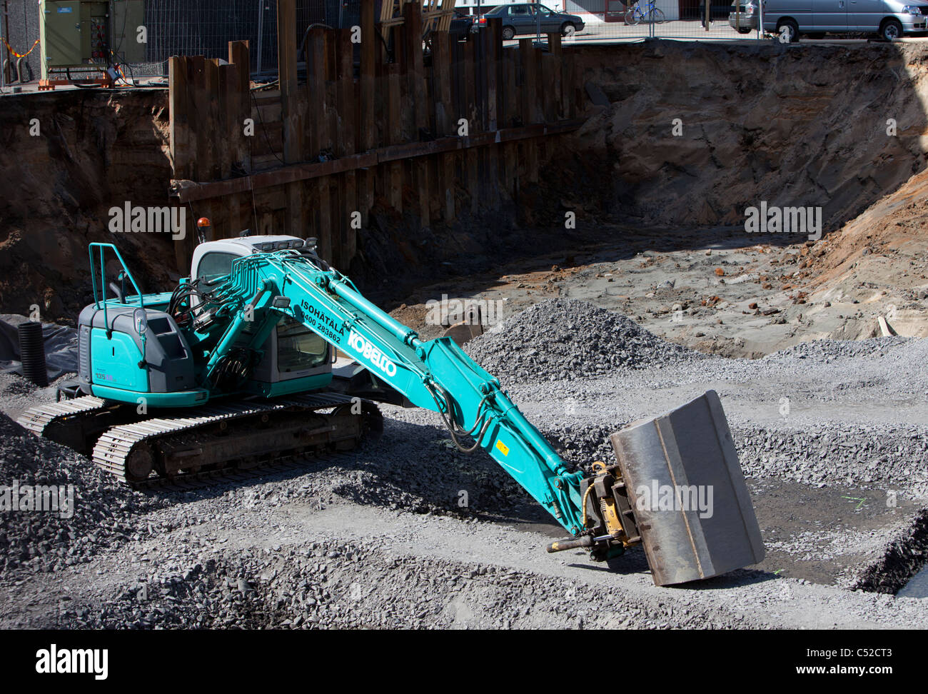 Blauer Kobelco-Bagger am Boden einer Baugrube, Finnland Stockfotografie ...