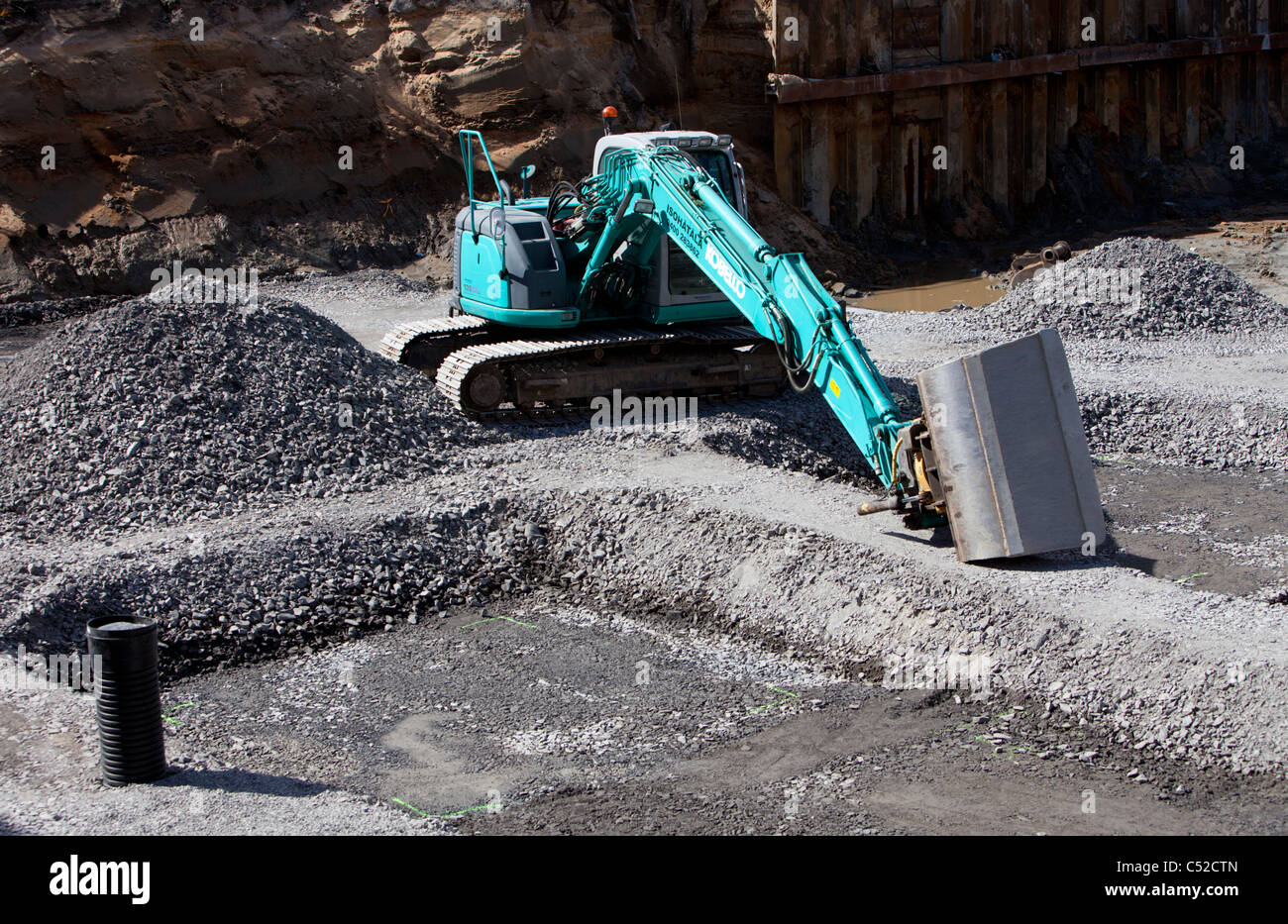 Blauer Kobelco-Bagger am Boden einer Baugrube, Finnland Stockfotografie ...
