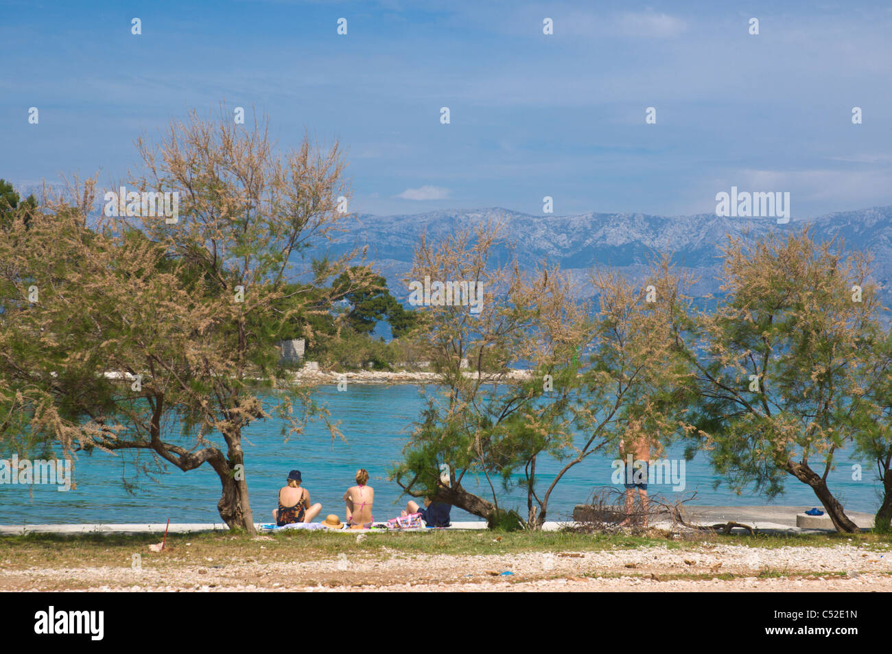 Menschen am Strand Salbunje Halbinsel Supetar auf der Insel Brac in ...
