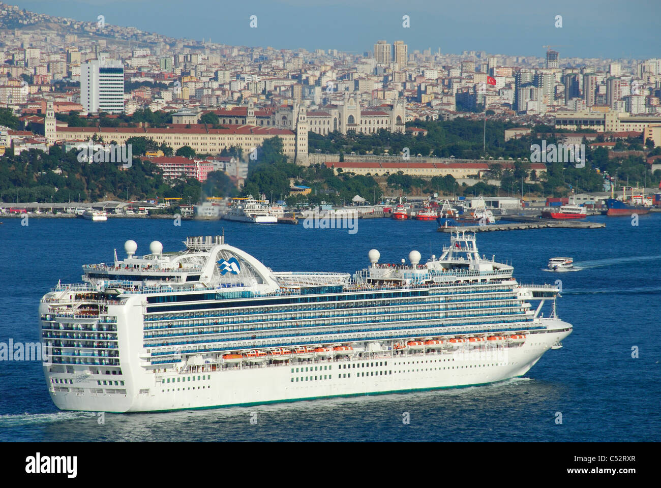 ISTANBUL, TÜRKEI. Ein Kreuzfahrtschiff (die Ruby Princess) verlassen ...