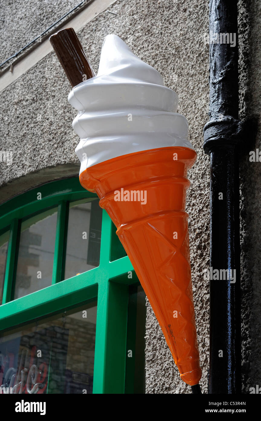 Plastic ice cream cornet -Fotos und -Bildmaterial in hoher Auflösung ...