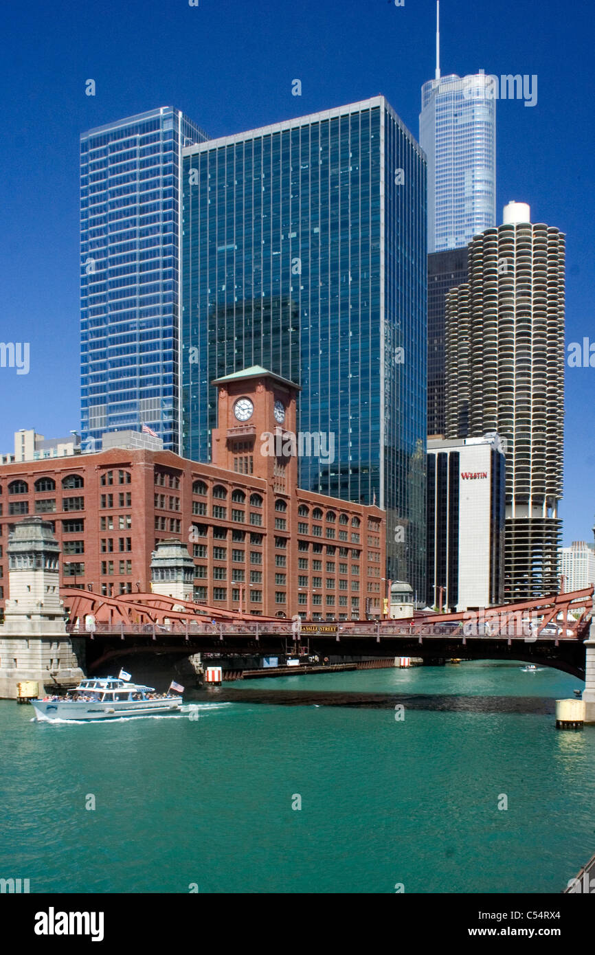 Wolkenkratzer in der Stadt, La Salle Street Bridge, Reid Murdoch Center ...