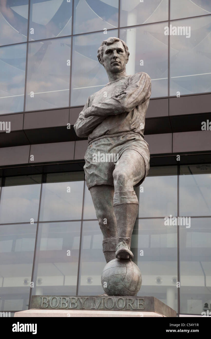 Bobby Moore-Statue im Wembley Stadium, London, UK Stockfotografie - Alamy