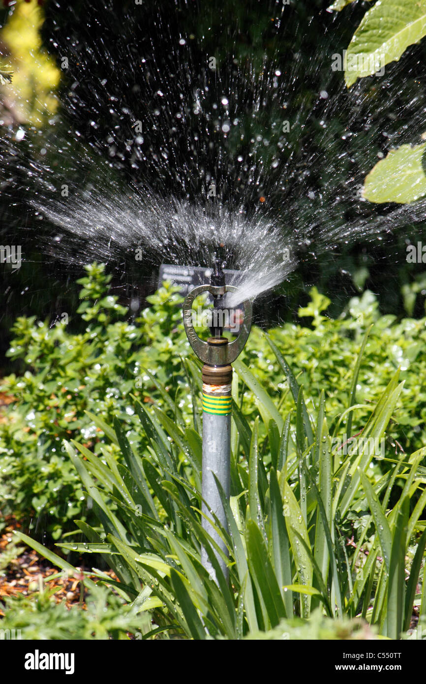 ROTARY-GARTEN SPRINKLER IM EINSATZ Stockfotografie - Alamy