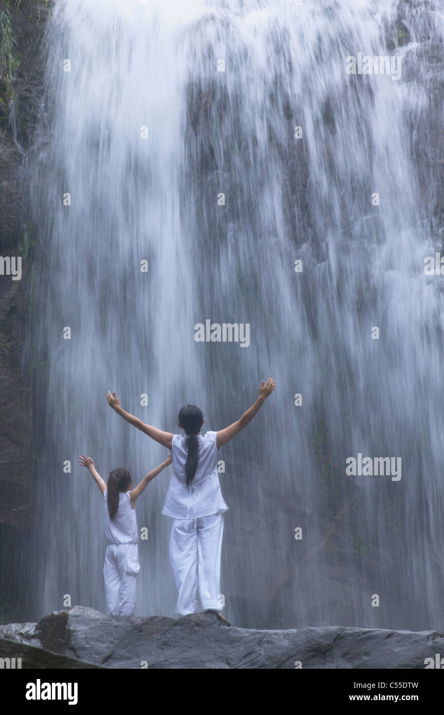 Hinter einem wasserfall stehen -Fotos und -Bildmaterial in hoher ...