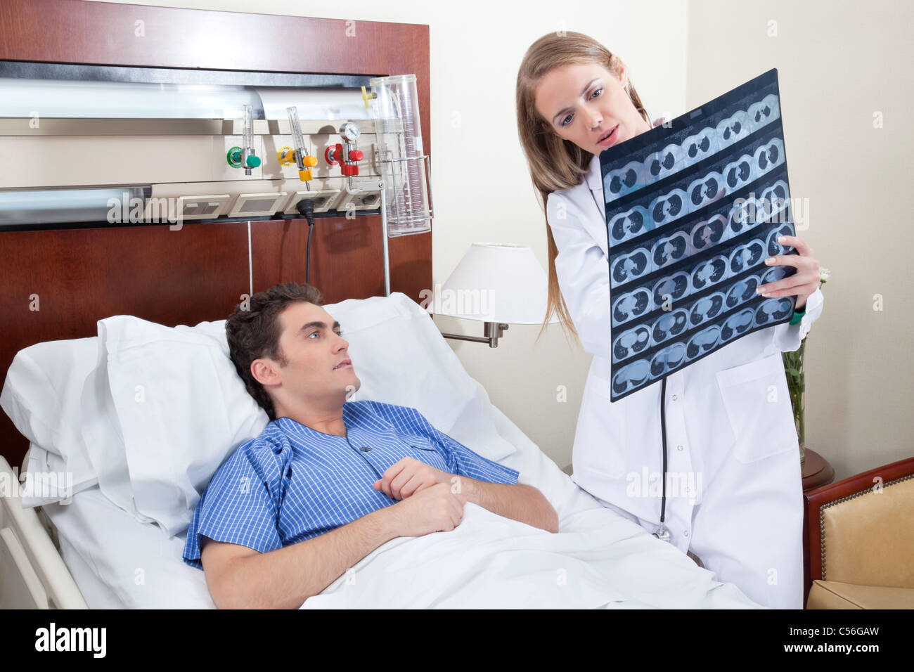 Arzt und Patient Prüfung Bericht Röntgen im Krankenhaus Stockfotografie ...