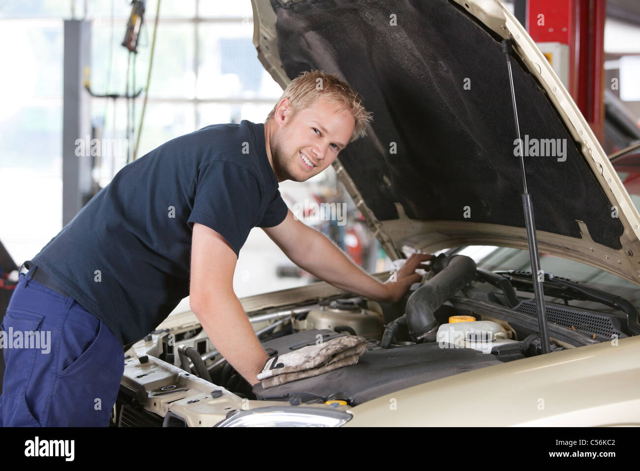 Car mechanician -Fotos und -Bildmaterial in hoher Auflösung – Alamy