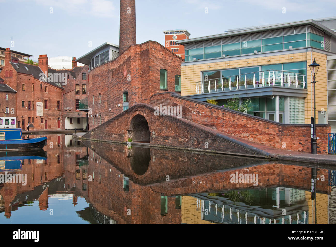 Brick canal bridge -Fotos und -Bildmaterial in hoher Auflösung – Alamy