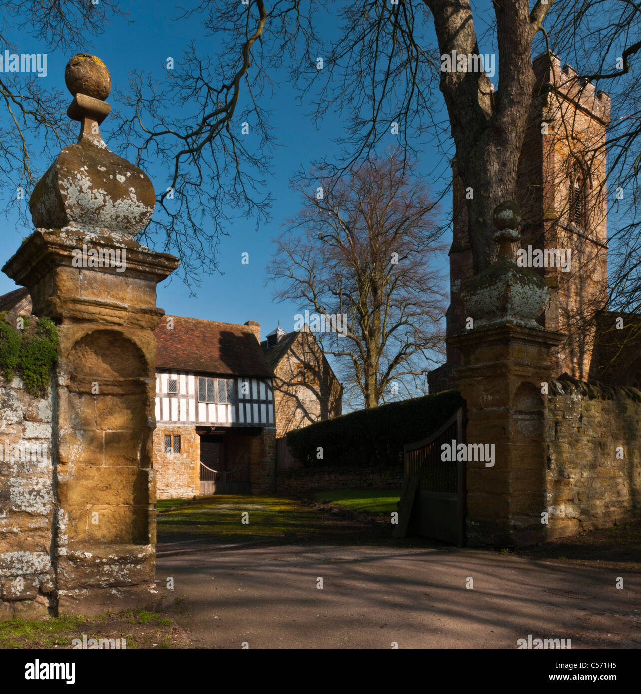 Eingang und Torhaus, Ashby St Ledger Manor in Northamptonshire, wo der ...