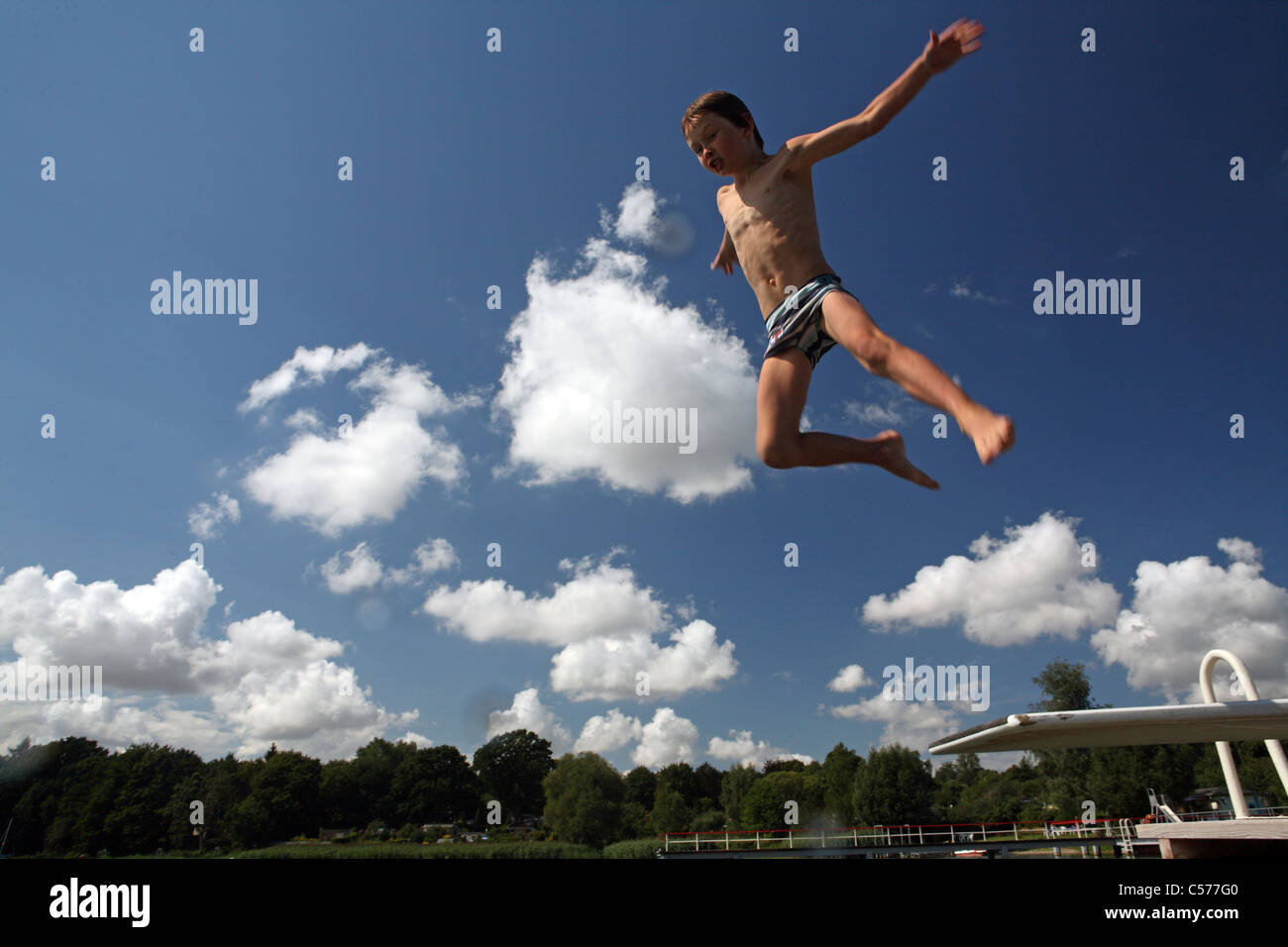 Jump off diving board -Fotos und -Bildmaterial in hoher Auflösung – Alamy