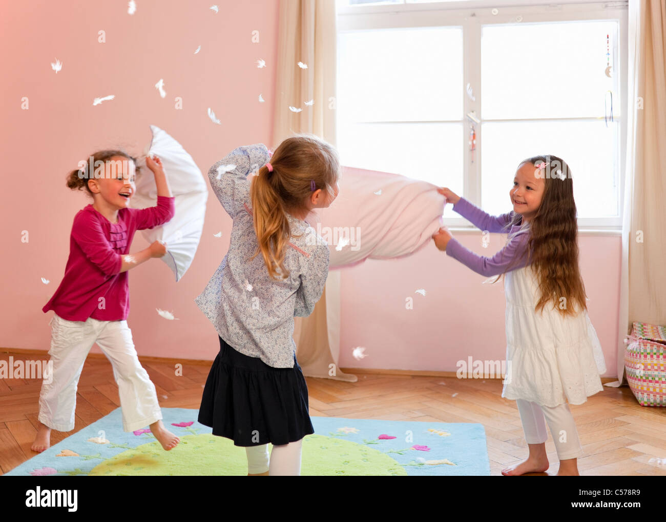 Mädchen Die Eine Kissenschlacht Stockfotografie Alamy