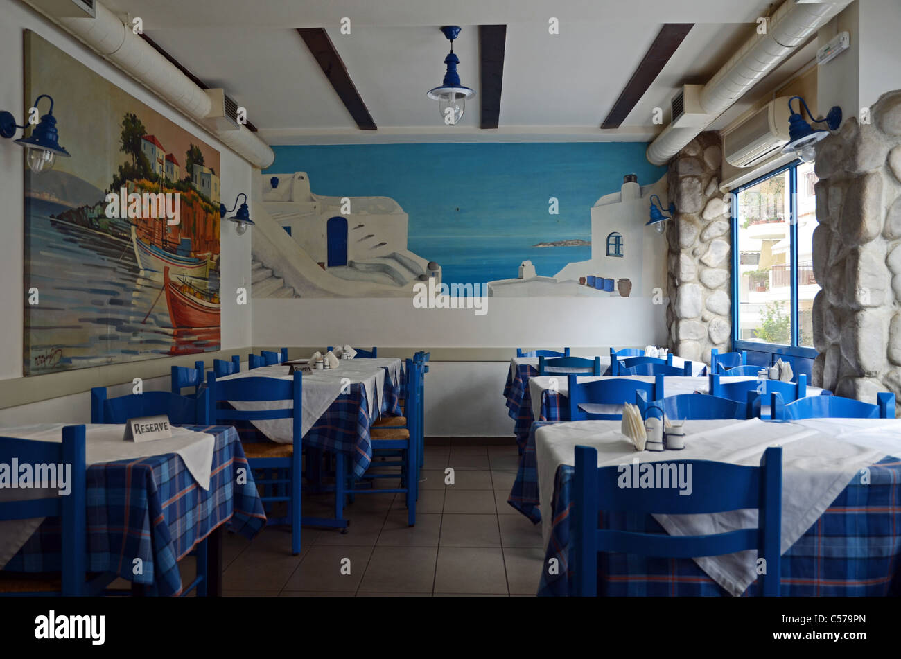 Traditional greek taverna -Fotos und -Bildmaterial in hoher Auflösung ...