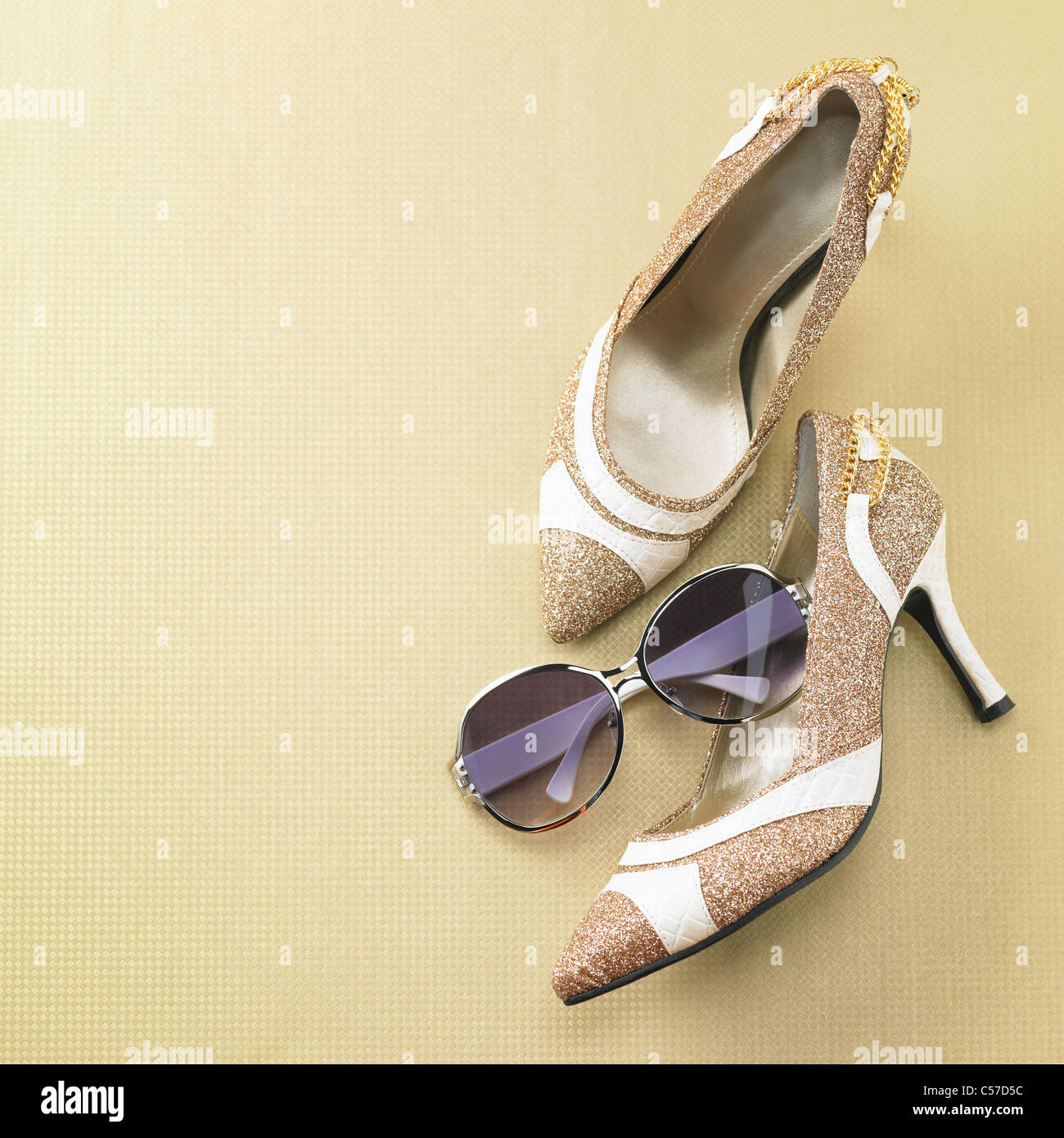 Gold high heels -Fotos und -Bildmaterial in hoher Auflösung – Alamy