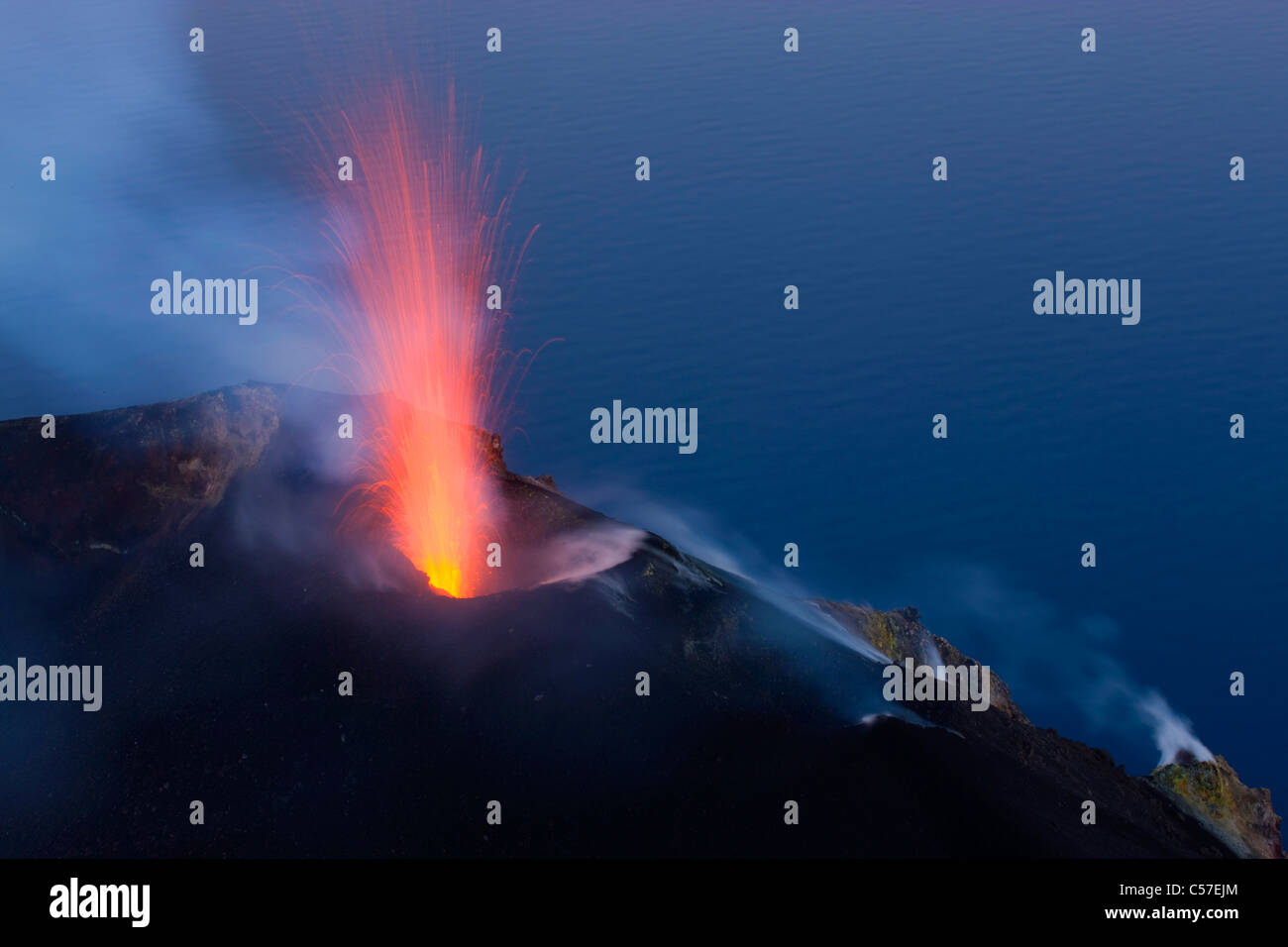 Stromboli volcano eruption -Fotos und -Bildmaterial in hoher Auflösung – Alamy