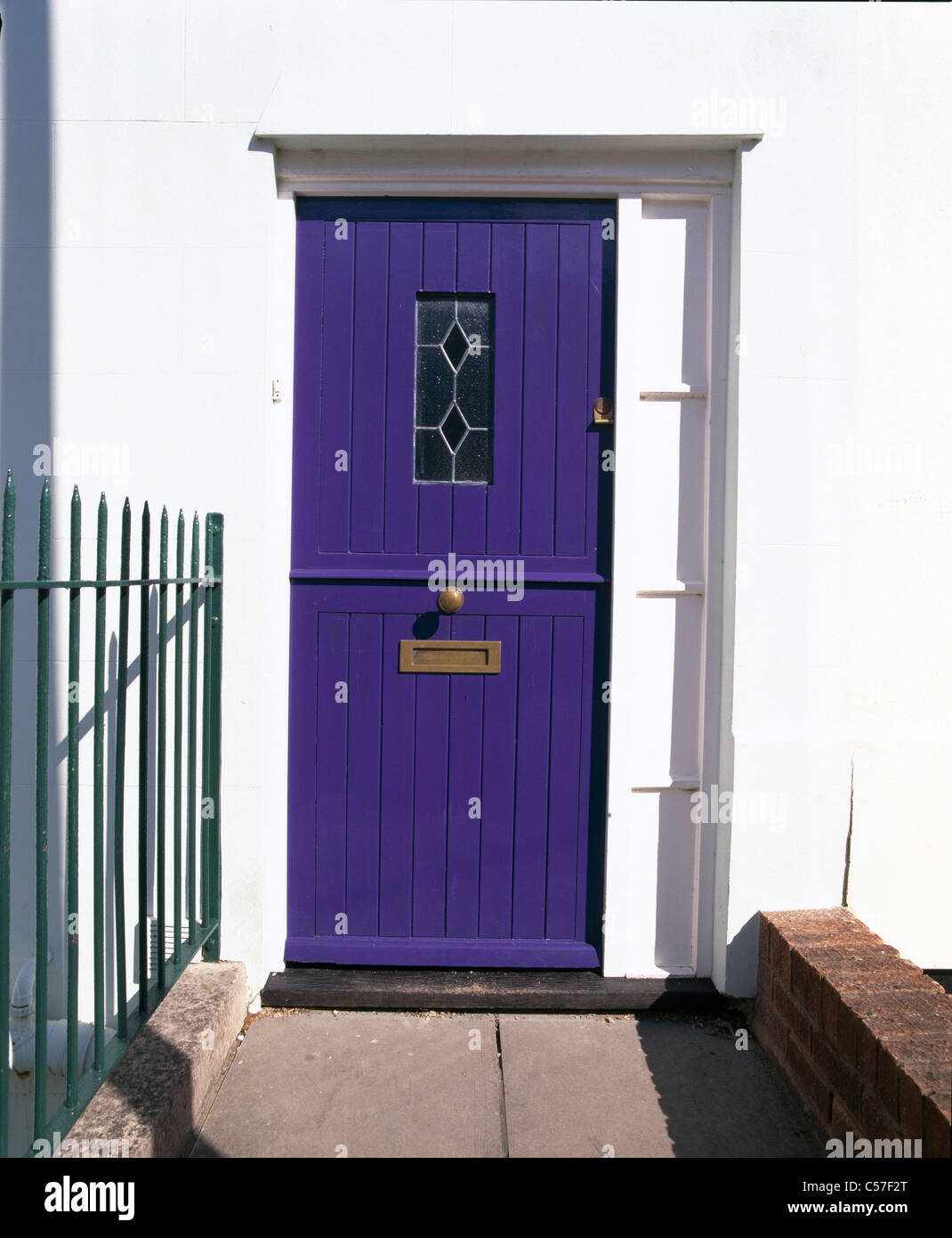 Türen - split blau lackierte stabile Tür mit Bleiglas Fenster in weißen ...