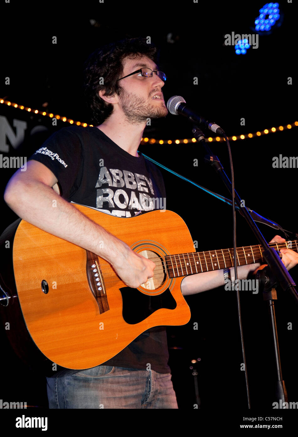 Musikerin comic -Fotos und -Bildmaterial in hoher Auflösung – Alamy