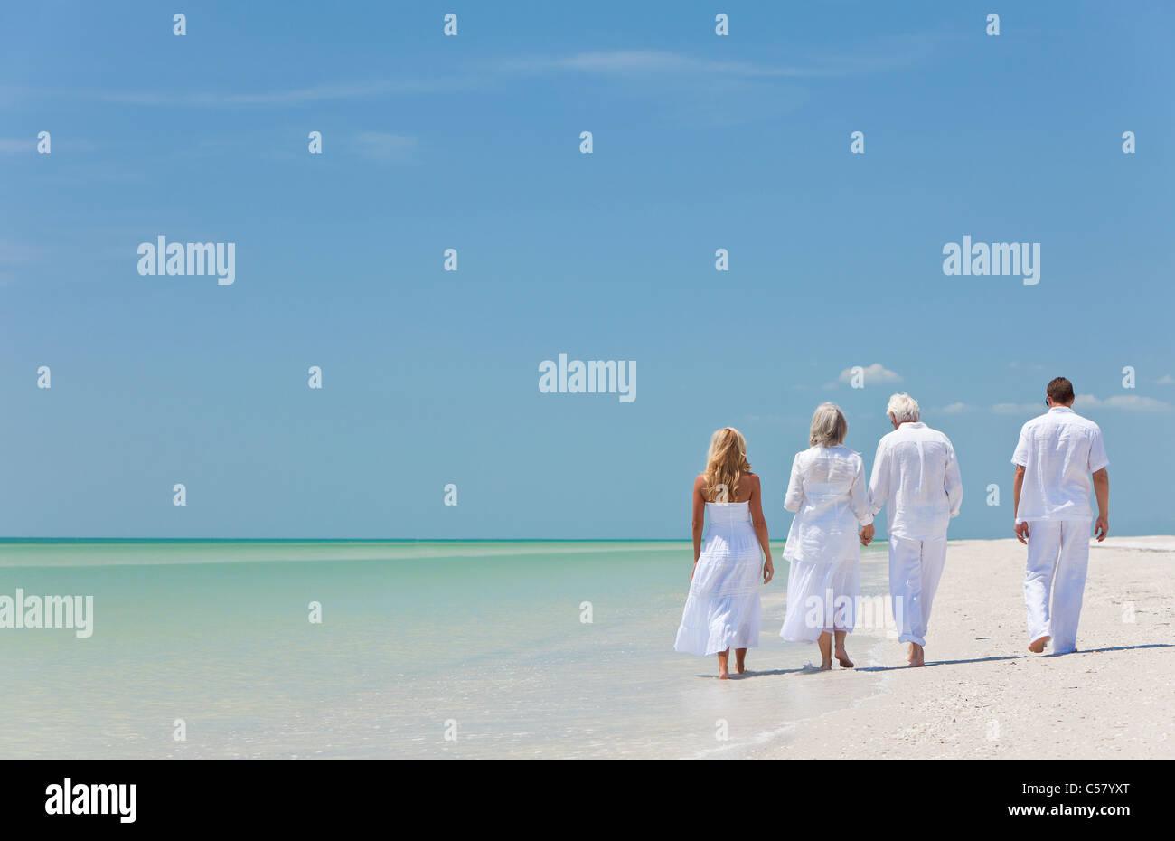 Rückansicht von vier Personen, zwei Senioren, Paare oder Familie ...