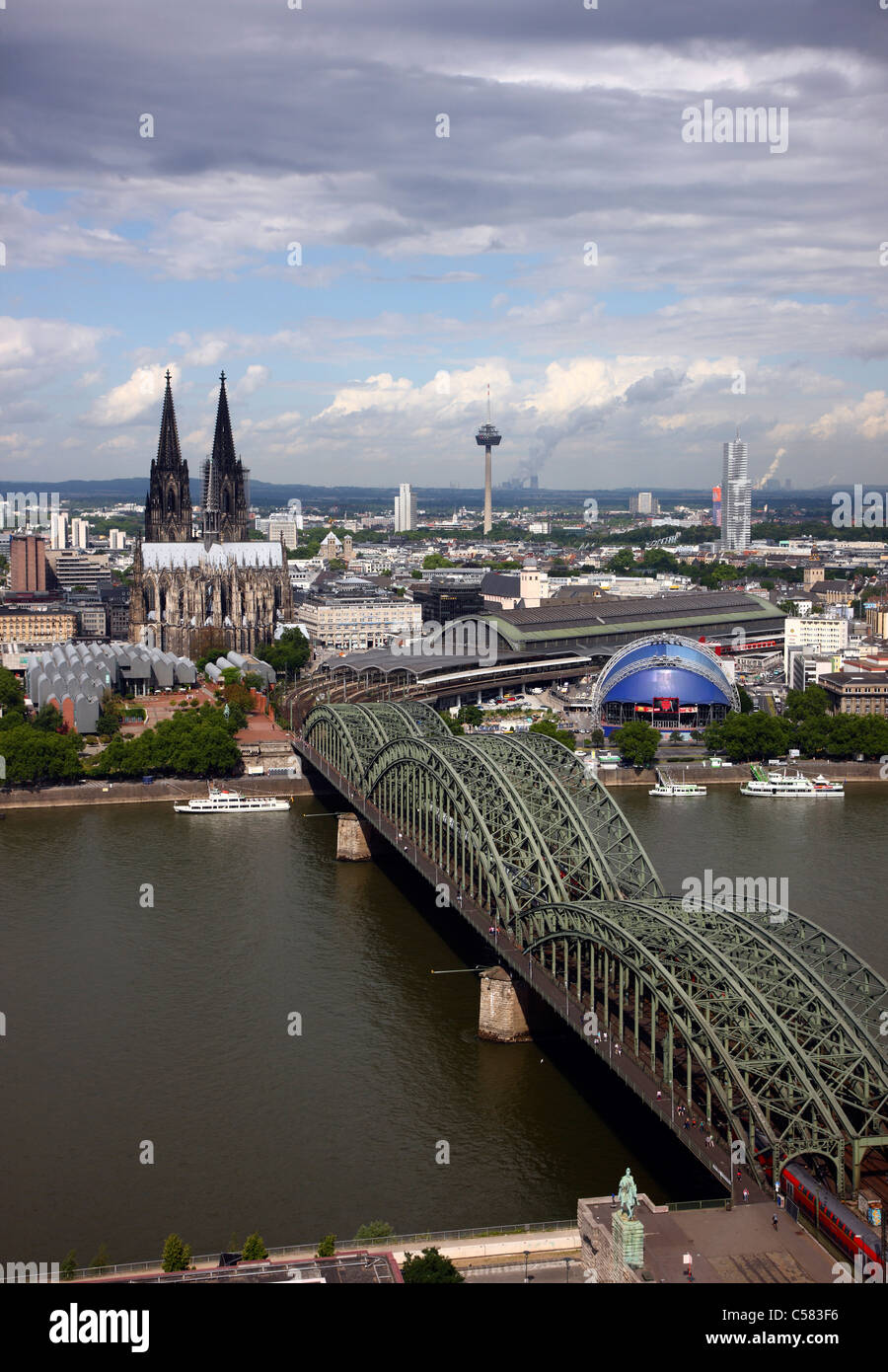 Koelner dom und ludwig museum -Fotos und -Bildmaterial in hoher ...