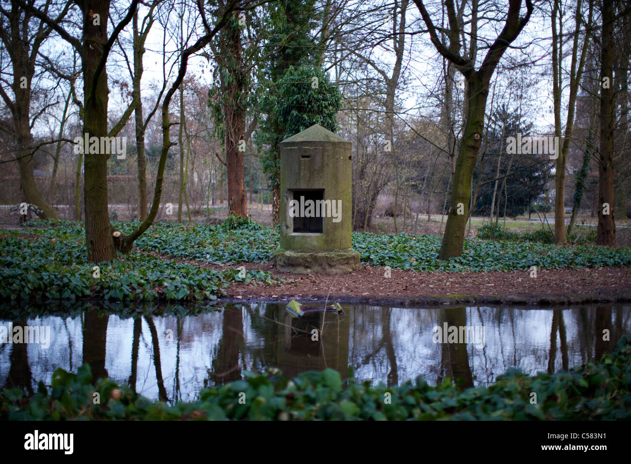 Bunker im wald -Fotos und -Bildmaterial in hoher Auflösung - Seite 3 ...