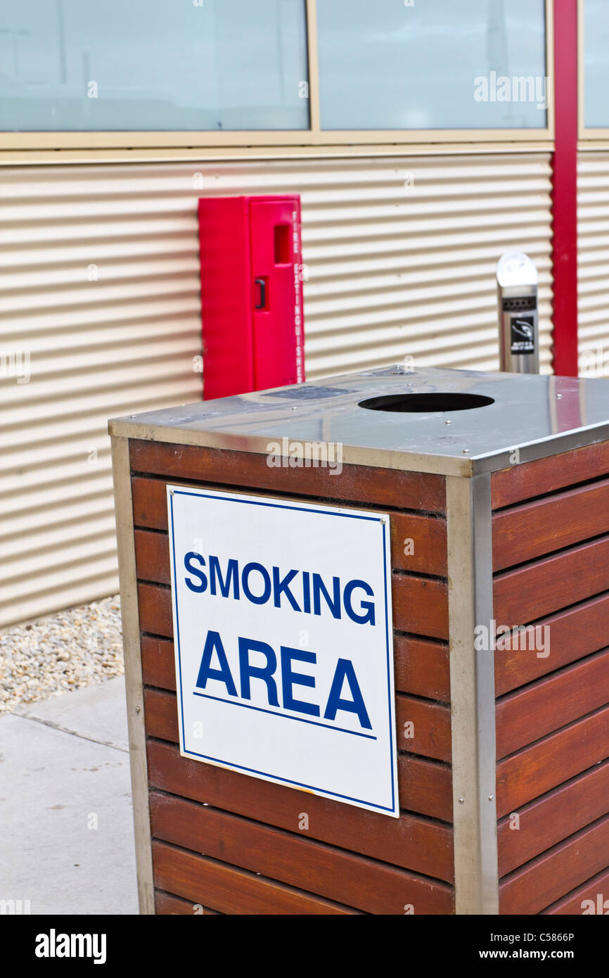 The smoking area -Fotos und -Bildmaterial in hoher Auflösung - Seite 2 ...