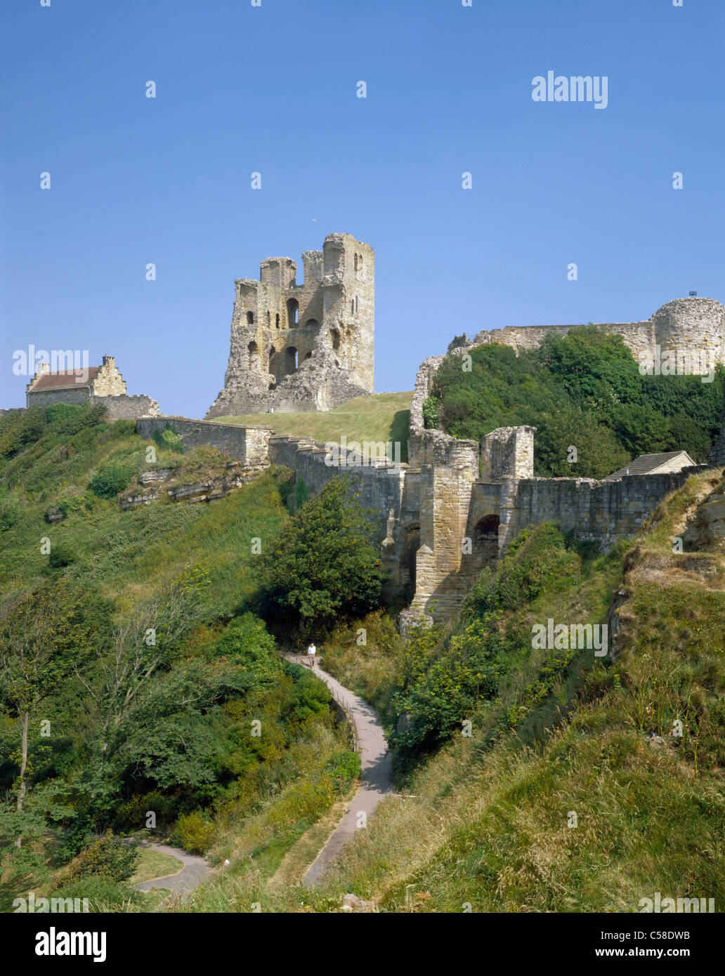 Scarborough Castle. Der Bergfried aus dem Barbican Stockfotografie - Alamy