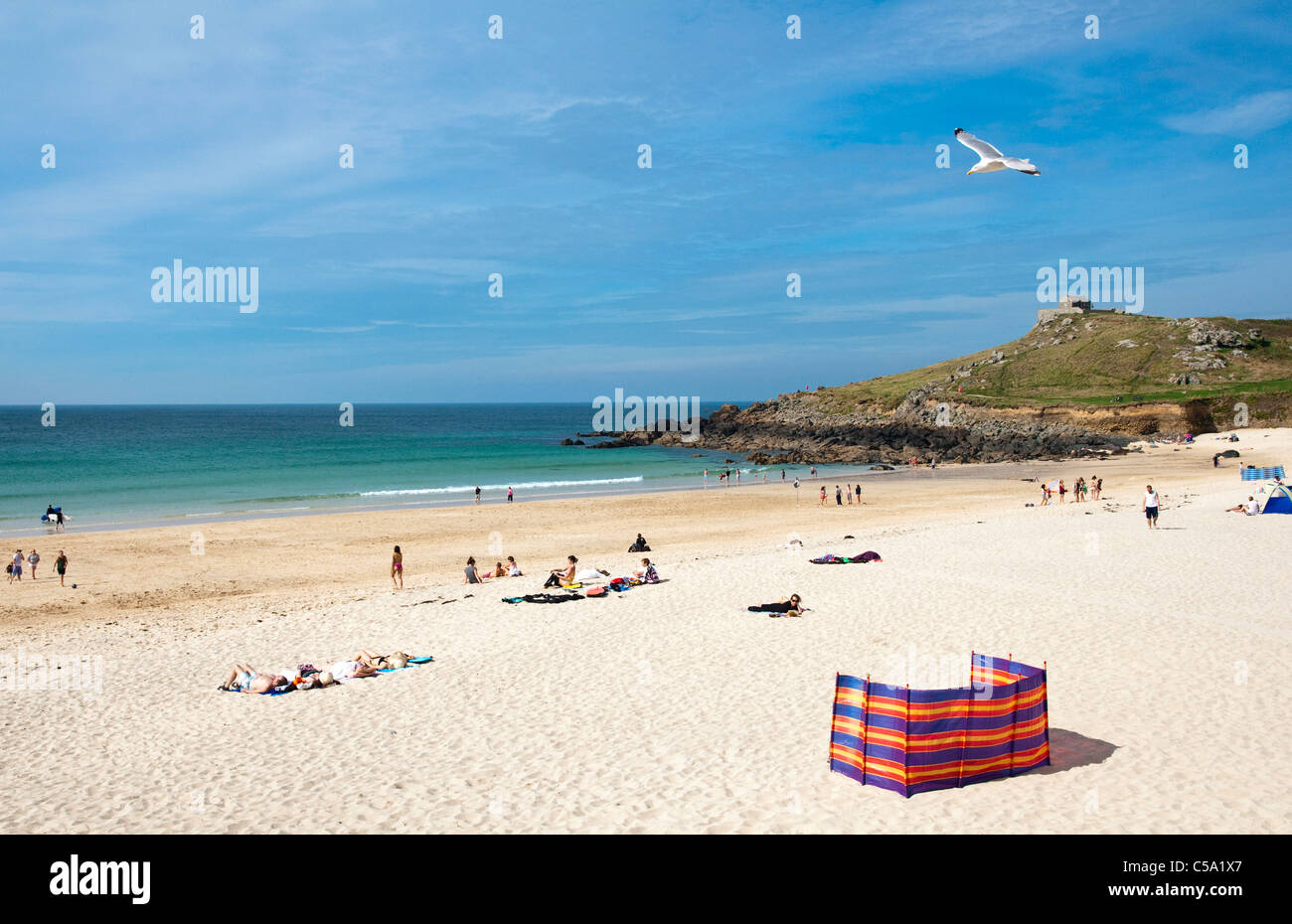 St. Ives - Porthmeor Beach - mit Möwe, Windschutz und Menschen, die auf ...
