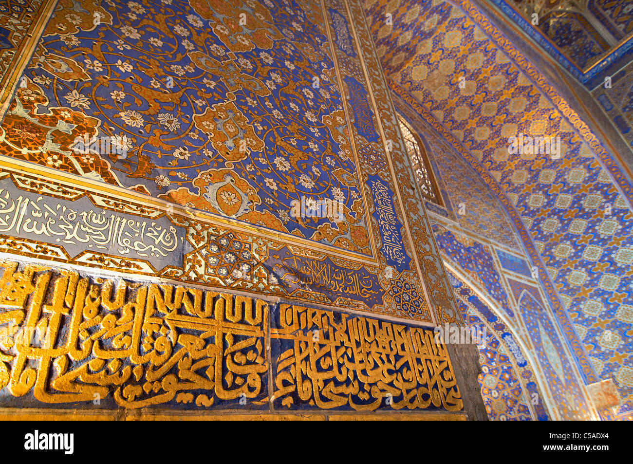 Innenraum der Tilla-Kari-Medrese, Samarkand, Usbekistan. Tilla Kori ...