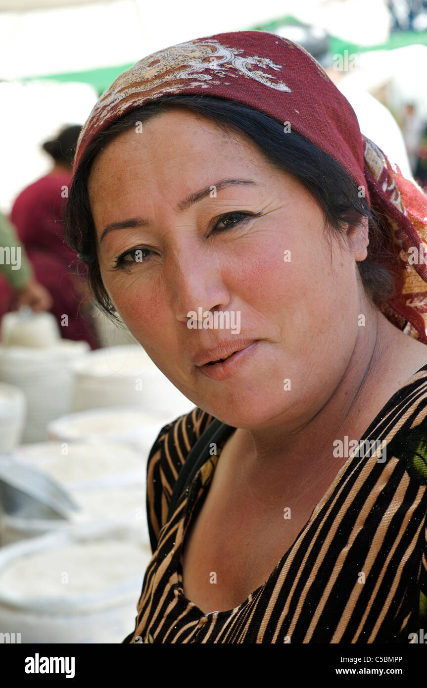 Usbekische Frau In Unverwechselbarer Usbekischer Kleidung Stockfotos und -bilder Kaufen - Alamy