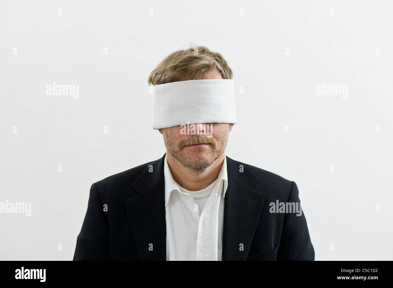 Augen verbinden -Fotos und -Bildmaterial in hoher Auflösung – Alamy