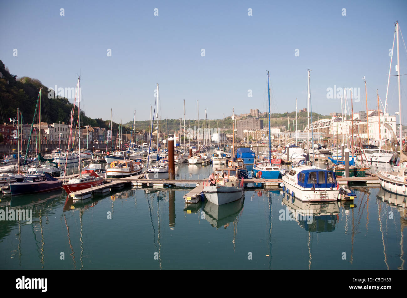 Boote im Hafen von dover Stockfotografie - Alamy