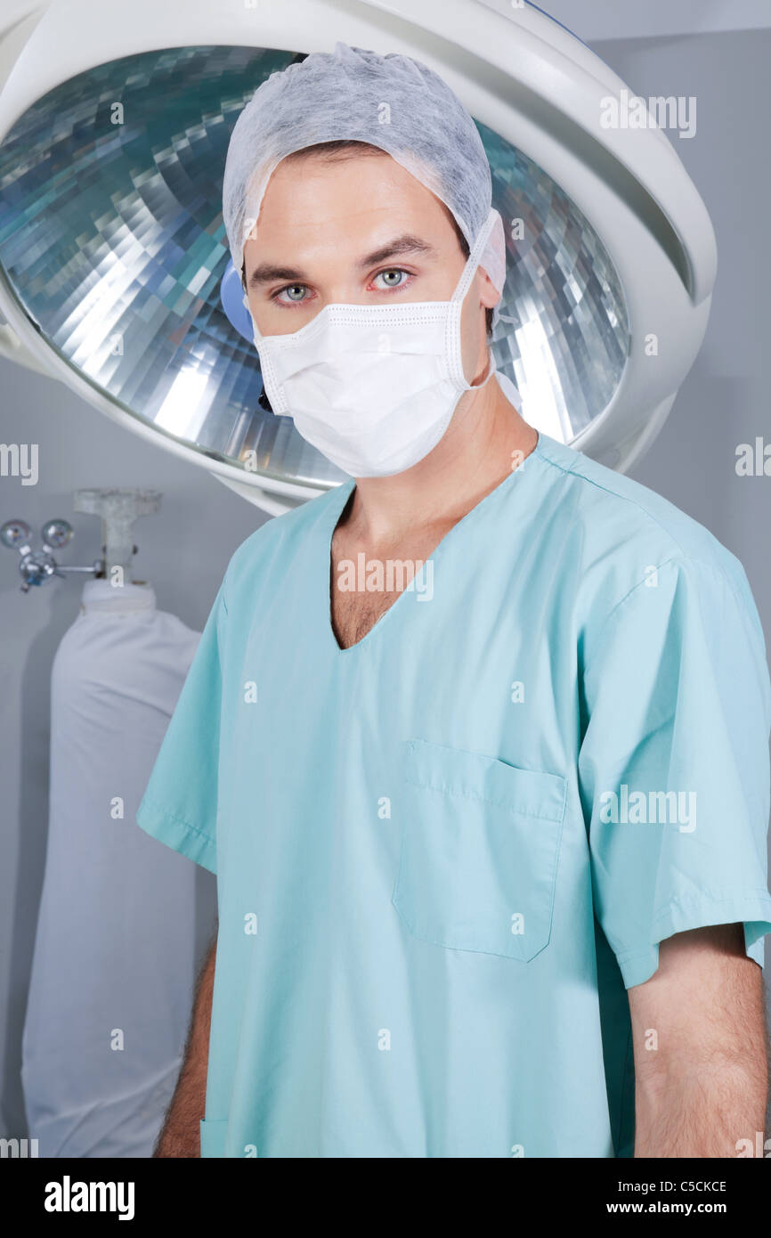 Porträt eines Chirurgen im OP Stockfotografie - Alamy