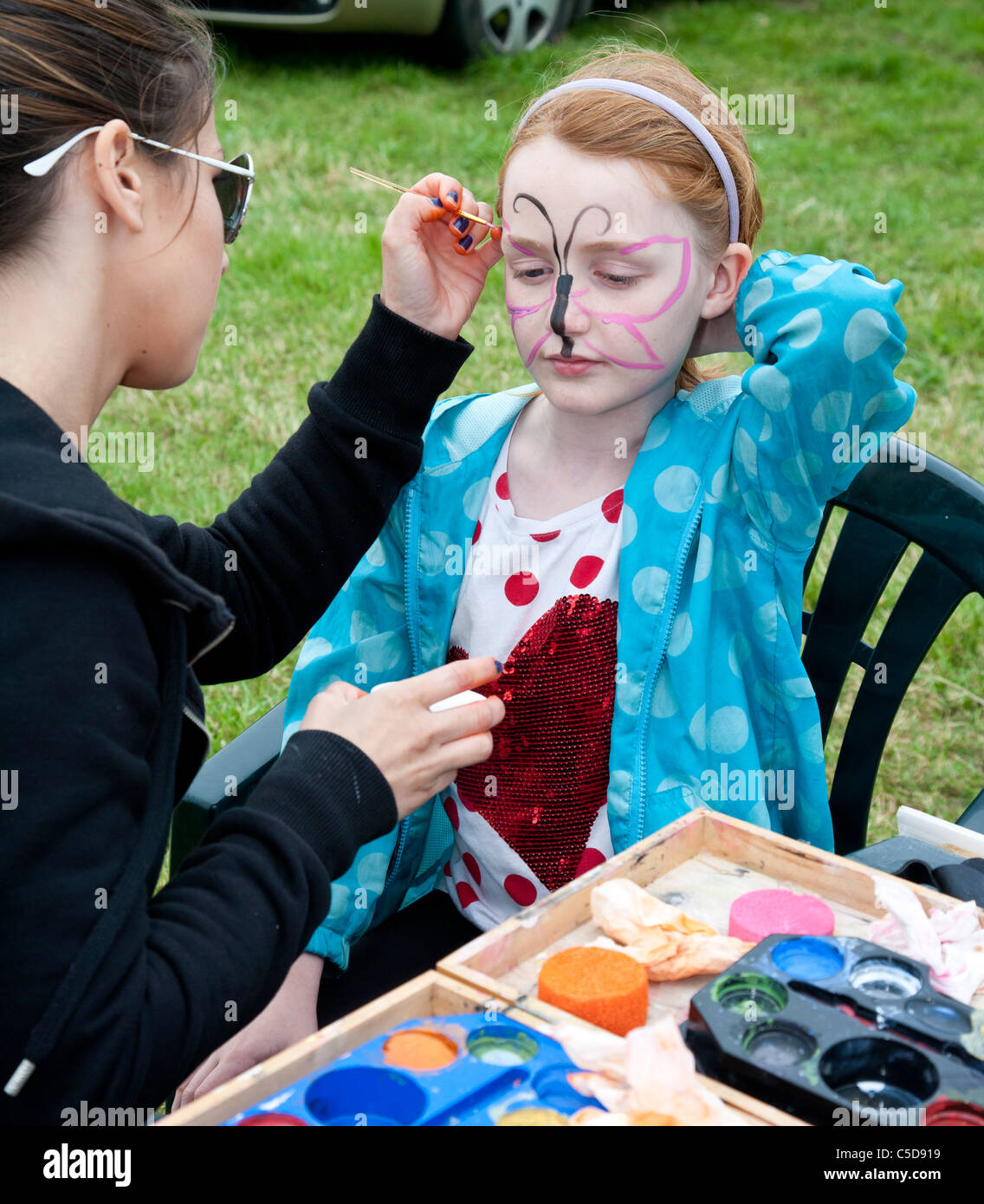 Kindergesicht gemalt -Fotos und -Bildmaterial in hoher Auflösung – Alamy