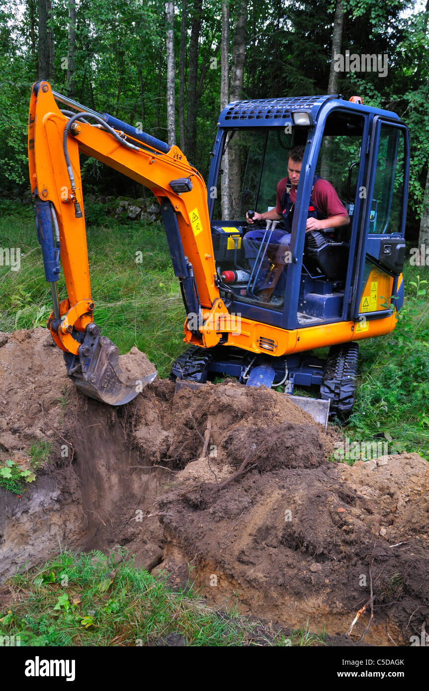 Mini-Bagger bei der Arbeit im Hinterhof Stockfotografie - Alamy
