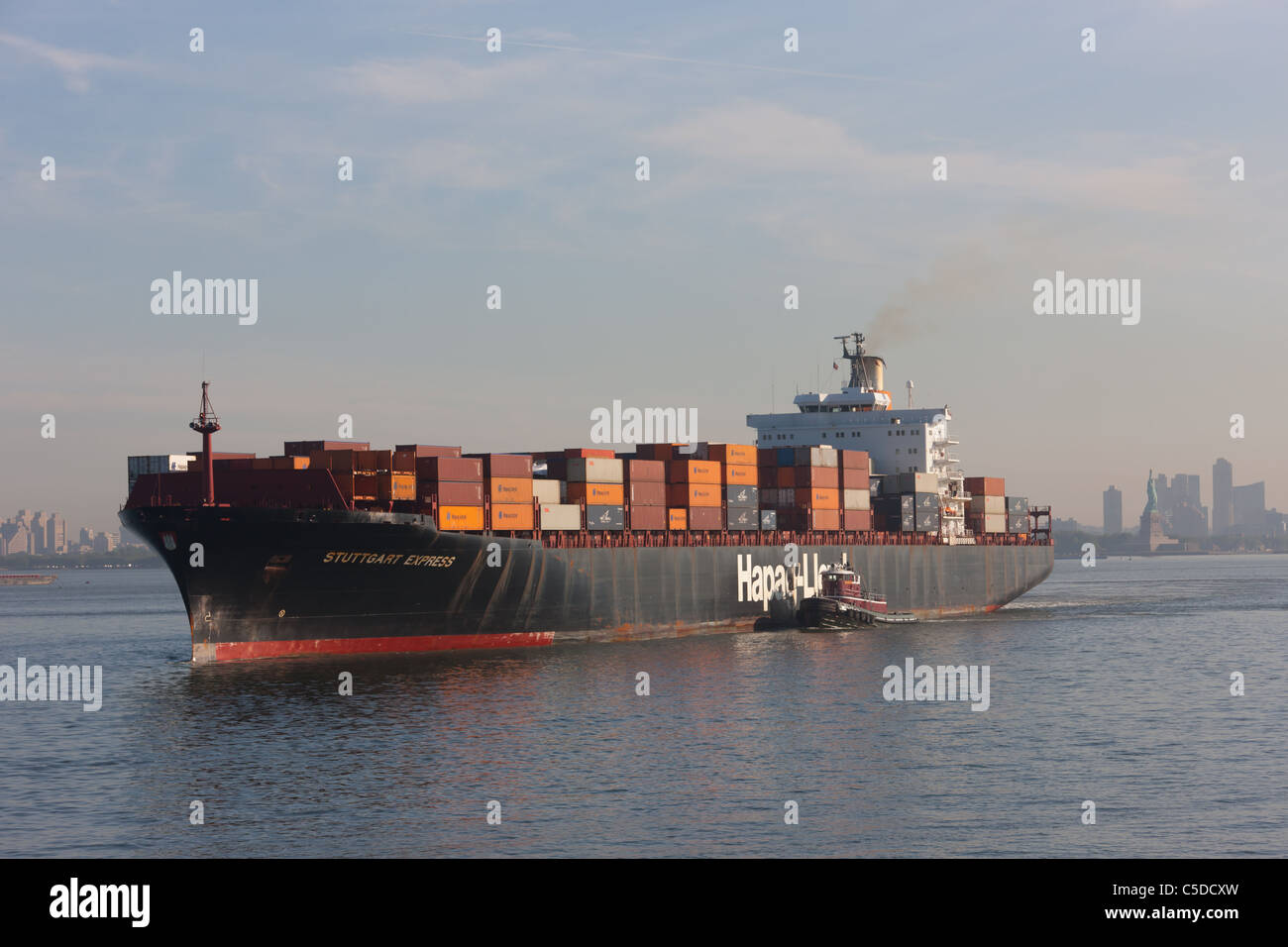 Containerschiff Stuttgart Express bewegt sich durch New York Harbor ...