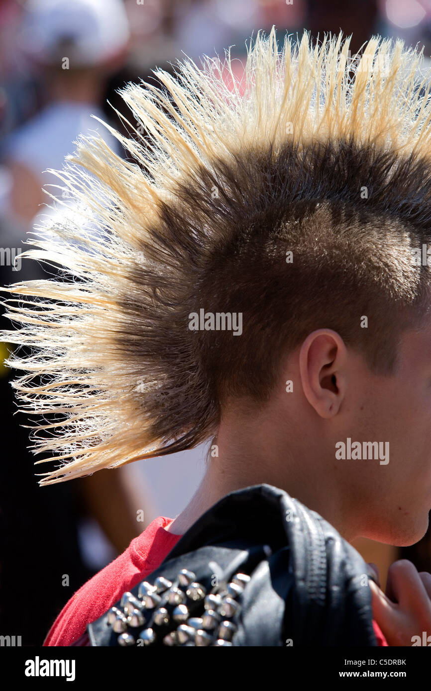 Frisur im irokesenschnitt -Fotos und -Bildmaterial in hoher Auflösung – Alamy