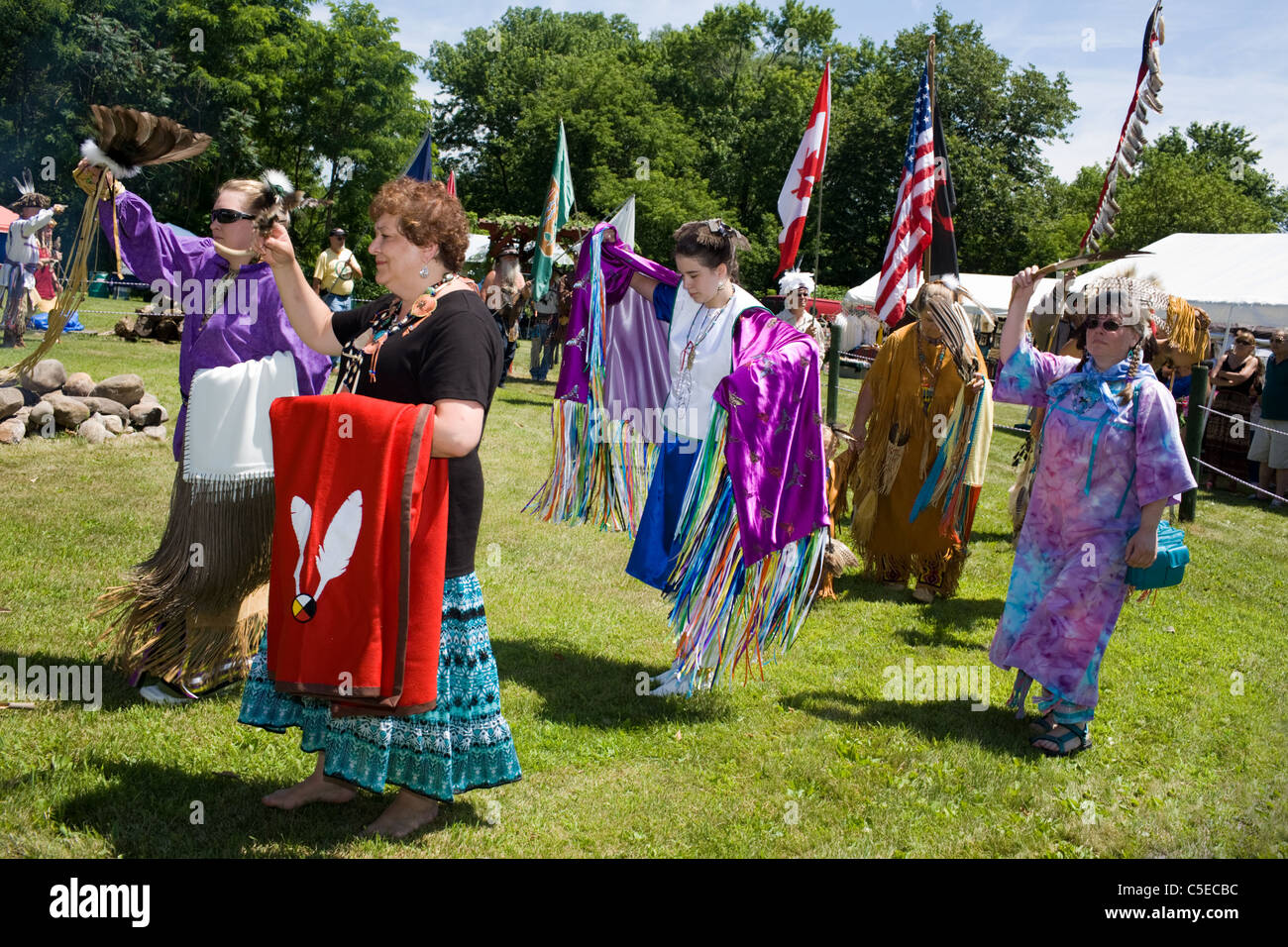 Grand Eingang der Native Americans im Ornat, Irokesen Powwow, Rotterdam ...
