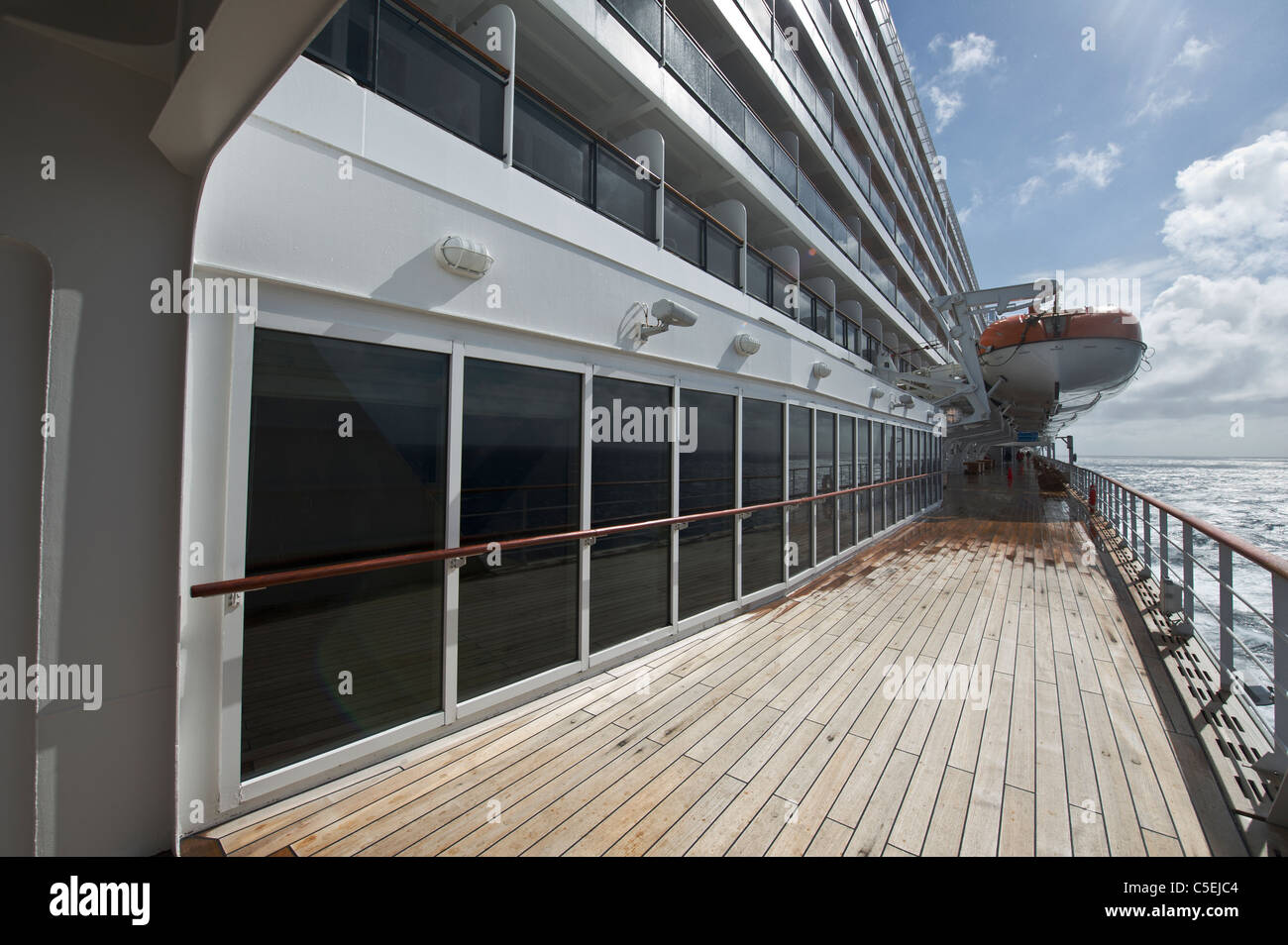 Queen mary 2 deck 7 -Fotos und -Bildmaterial in hoher Auflösung – Alamy