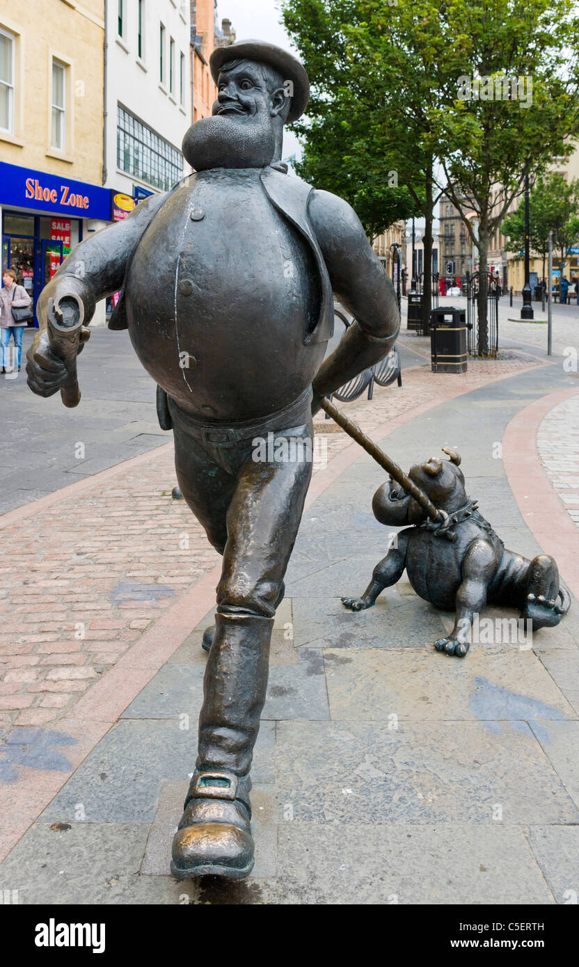 Statue von Desperate Dan und Dawg (aus dem Dandy Comic) im Stadtplatz ...