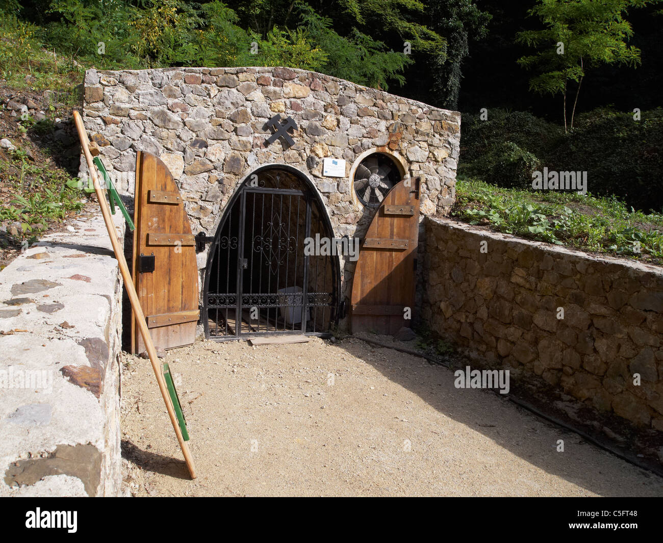 Der Eingang der Mine der Dreifaltigkeit, das Dorf von Rude, Region ...