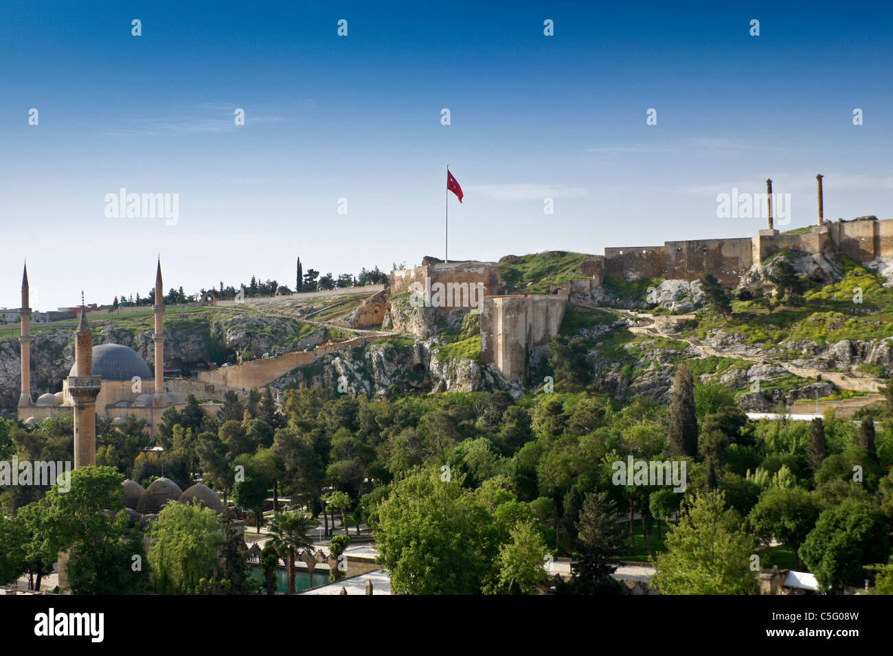 Sanliurfa Festung und Golbasi Park mit Rizvaniye Camii (Moschee ...