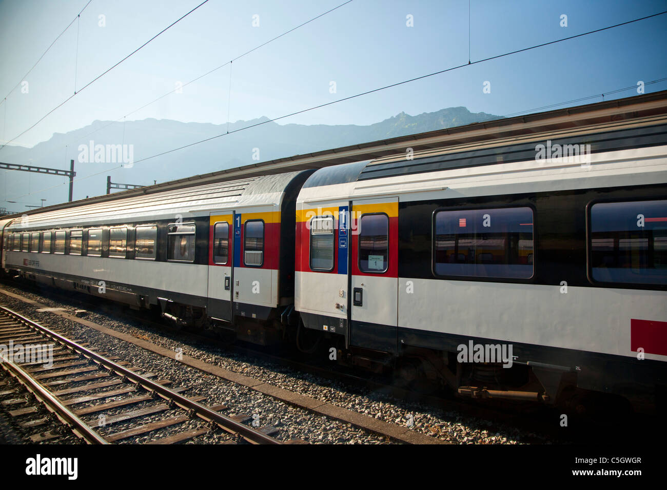 Züge auf schienen -Fotos und -Bildmaterial in hoher Auflösung – Alamy