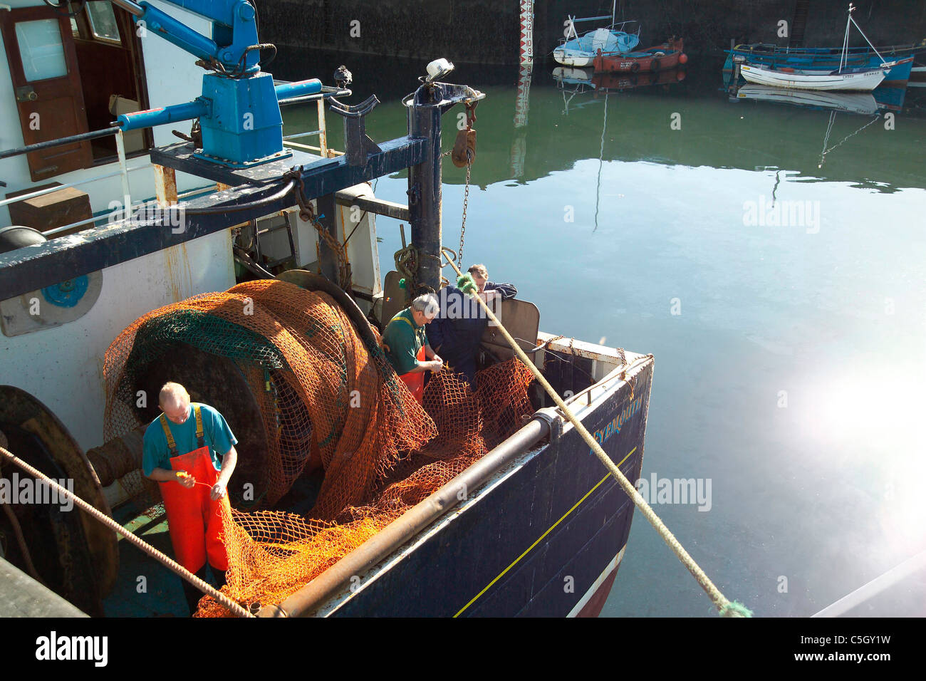 Fischerboot bei der arbeit im hafen -Fotos und -Bildmaterial in hoher ...