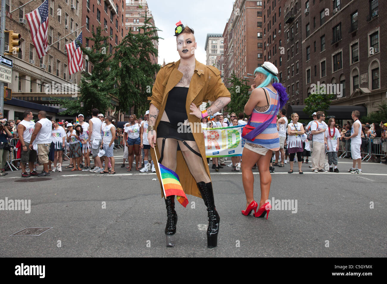 Ein Transvestit hält eine Regenbogenfahne an der Gay-Pride-Parade in ...