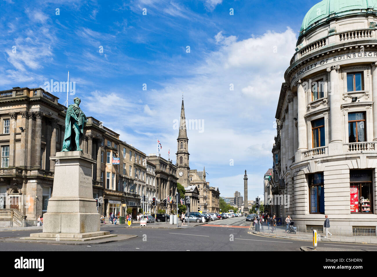 George Street mit Blick auf St. Andrew Square mit Statue von König ...