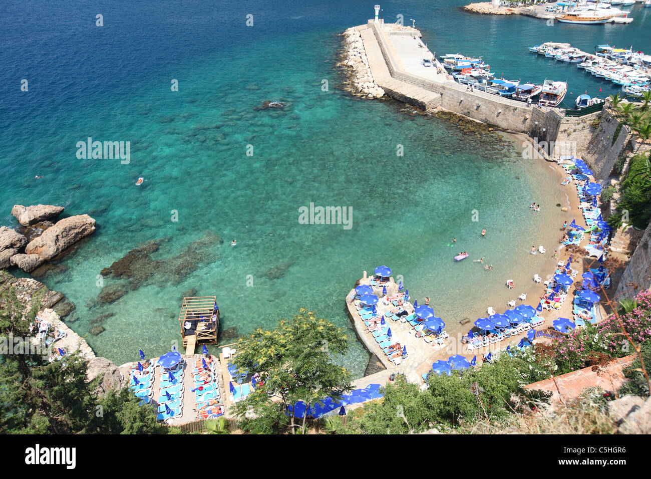 Türkei, Antalya, Strand und Touristen entlang der Küste von Kaleici ...