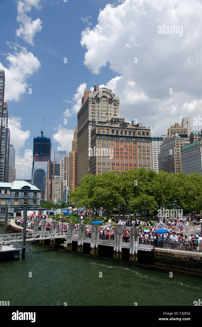 New York, New York City, die Batterie. Lange Schlangen von Touristen ...
