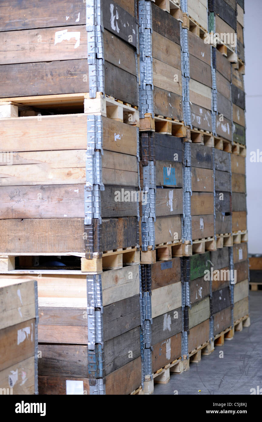 Crate stack -Fotos und -Bildmaterial in hoher Auflösung – Alamy